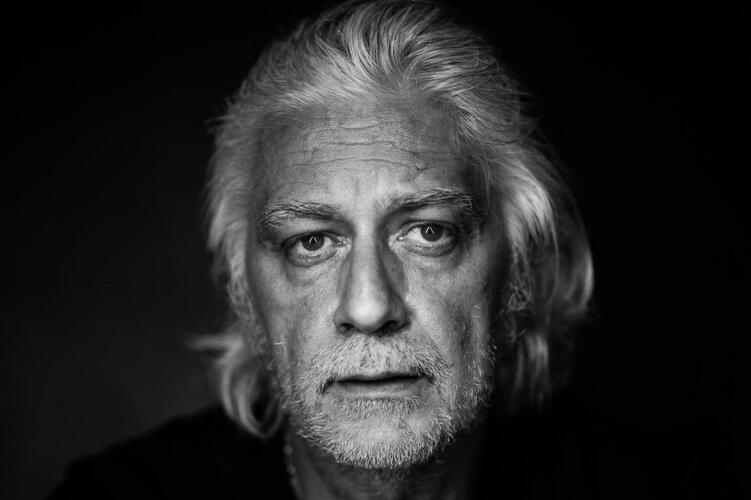 Arquata, Tommaso Ragno è una scimmia-uomo al teatro della Juta - NoviOnline